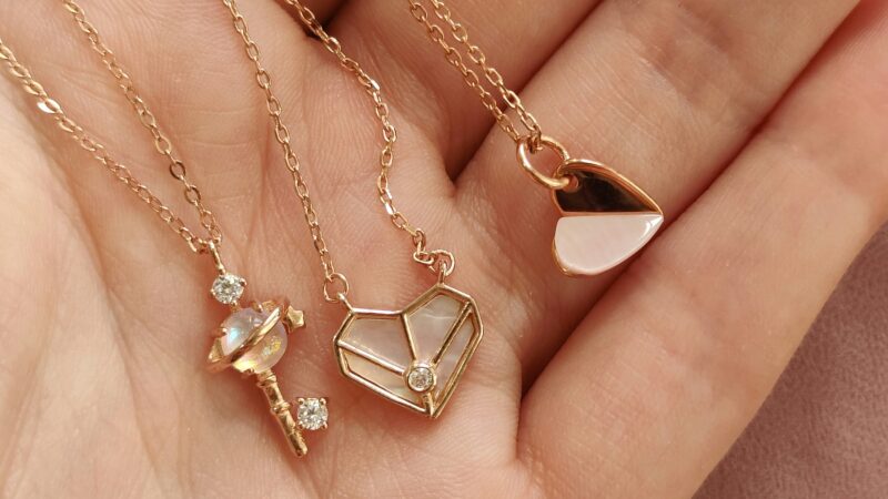 骨格ストレートタイプに似合うネックレスって？長さ・太さなど徹底解説 | ジュエリーの総合情報サイト【Jewelry Town】